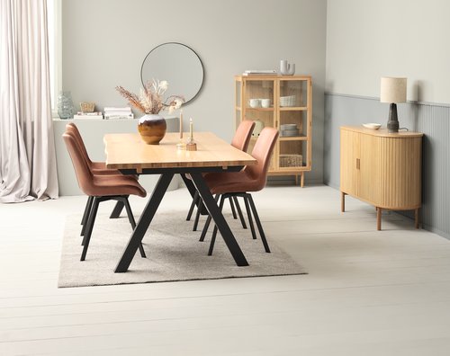 Table SANDBY L210 chêne naturel + 4 chaises HYGUM cognac | JYSK